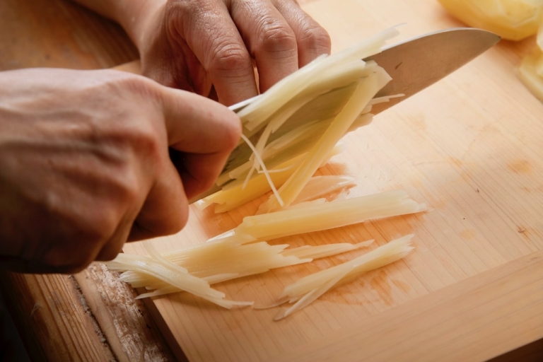 実はヘルシーで満足感たっぷり！「じゃがいも」和洋レシピと皮剥き・芽取りなど基本の扱い方 | @Living アットリビング